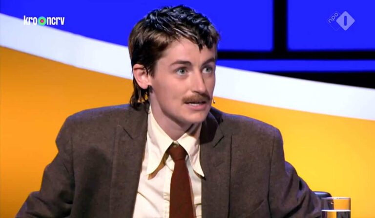 Merel Pauw alias rapper Elmer debuteert met snor in De Slimste Mens